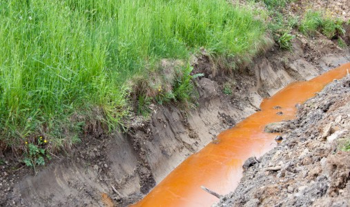 Inquinamento: il 64% delle acque superficiali è contaminato