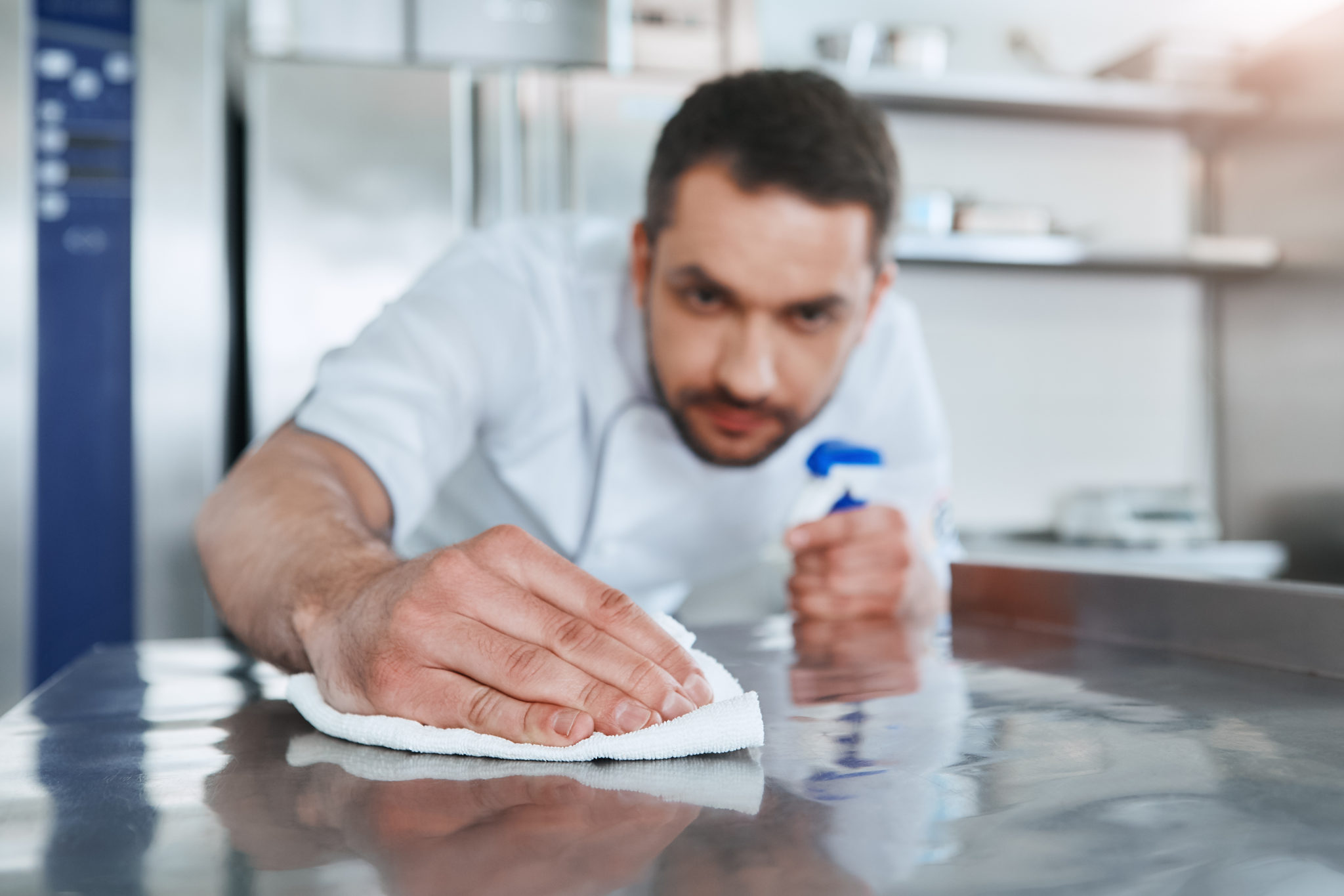 Cucina, le regole di igiene per ambienti e utensili secondo il BfR