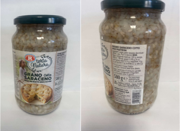 Coltelli da tavola e grano saraceno cotto richiamati