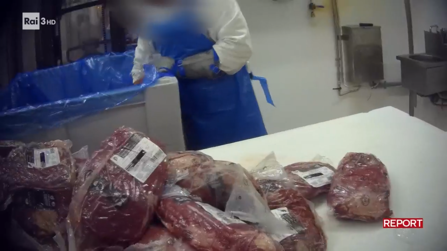 Report: inchiesta mostra carne scaduta ‘riciclata’ e riconfezionata